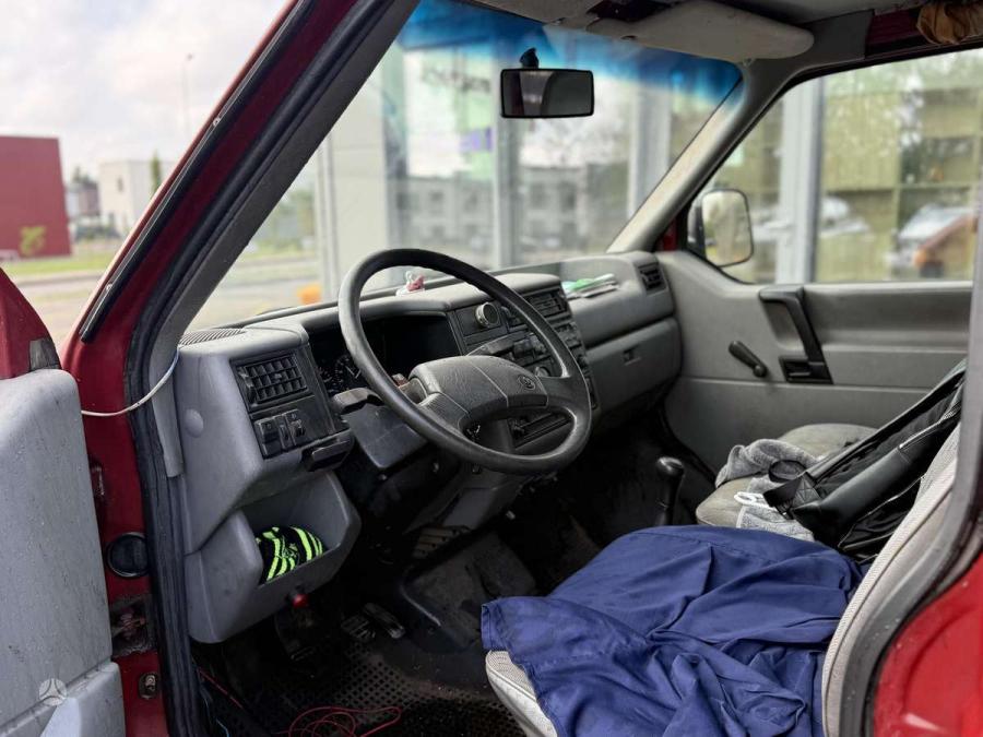 Sarkans Volkswagen Transporter 1993 Viļņa, ar dzinēja tilpumu 2.37 L un nobraukumu 320 tūkst. km par 1900 €, foto 8 vietnē AUTOMOTO.COM.LV