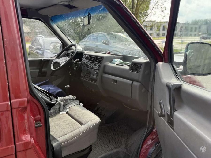 Sarkans Volkswagen Transporter 1993 Viļņa, ar dzinēja tilpumu 2.37 L un nobraukumu 320 tūkst. km par 1900 €, foto 9 vietnē AUTOMOTO.COM.LV