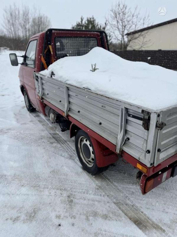 Red Volkswagen Transporter 1994 in Vilnius, with an engine capacity of 2.00 L and mileage of 240 thousand km for 2500 €, photo 8 on AUTOMOTO.COM.LV