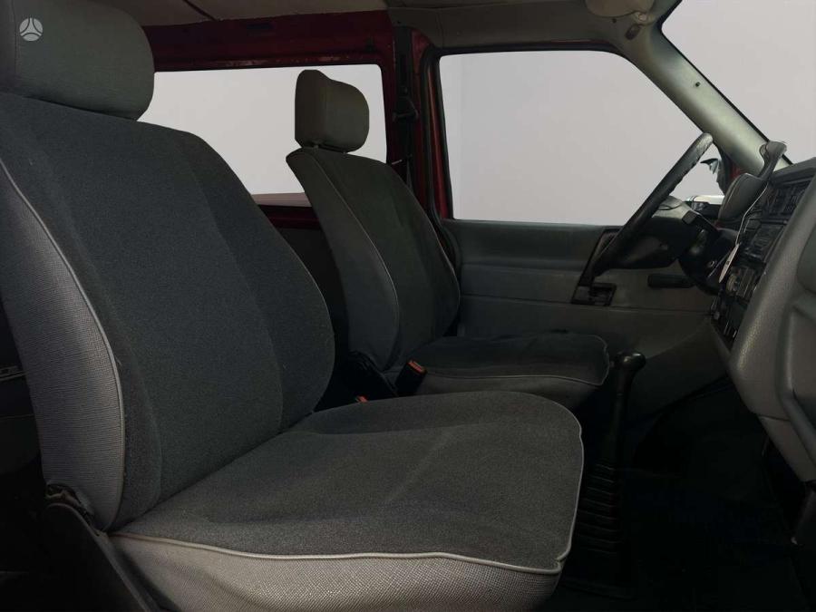 Red Volkswagen Transporter 1996 in Vilnius, with an engine capacity of 2.40 L and mileage of 391 thousand km for 2999 €, photo 9 on AUTOMOTO.COM.LV