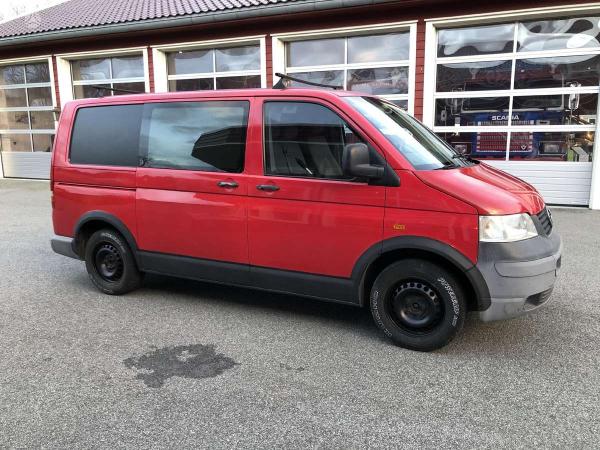 Red Volkswagen Transporter 2003 in Raseiniai, with an engine capacity of 2.50 L and mileage of 338 thousand km for 2880 €, photo 5 on AUTOMOTO.COM.LV