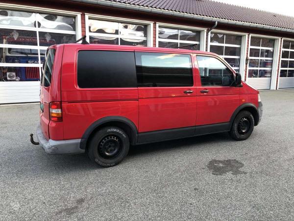 Red Volkswagen Transporter 2003 in Raseiniai, with an engine capacity of 2.50 L and mileage of 338 thousand km for 2880 €, photo 7 on AUTOMOTO.COM.LV
