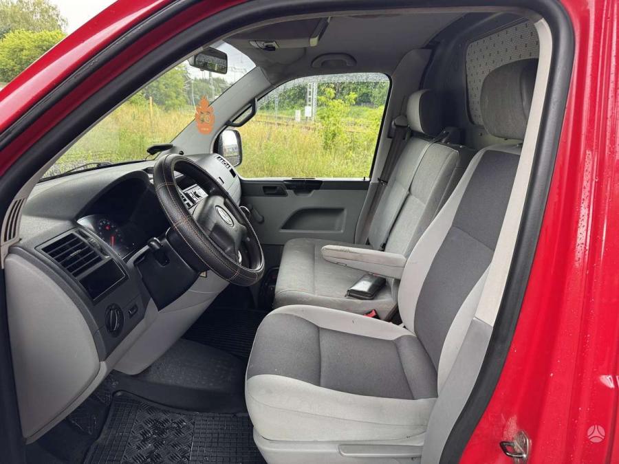 Sarkans Volkswagen Transporter 2004 Viļņa, ar dzinēja tilpumu 1.90 L un nobraukumu 298 tūkst. km par 2999 €, foto 7 vietnē AUTOMOTO.COM.LV