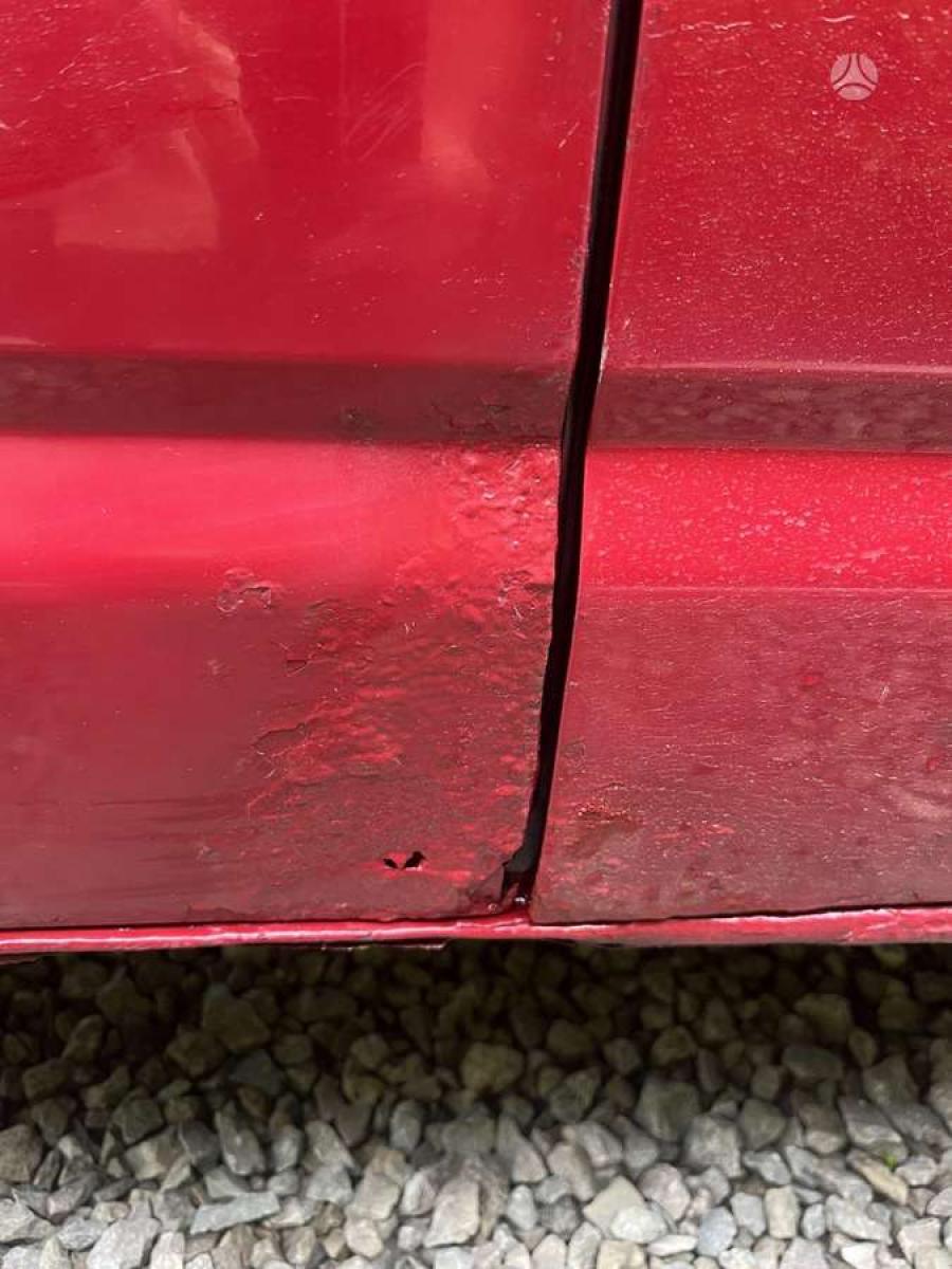 Red Volkswagen Transporter 2004 in Rokiskis, with an engine capacity of 1.90 L and mileage of 315 thousand km for 2990 €, photo 8 on AUTOMOTO.COM.LV