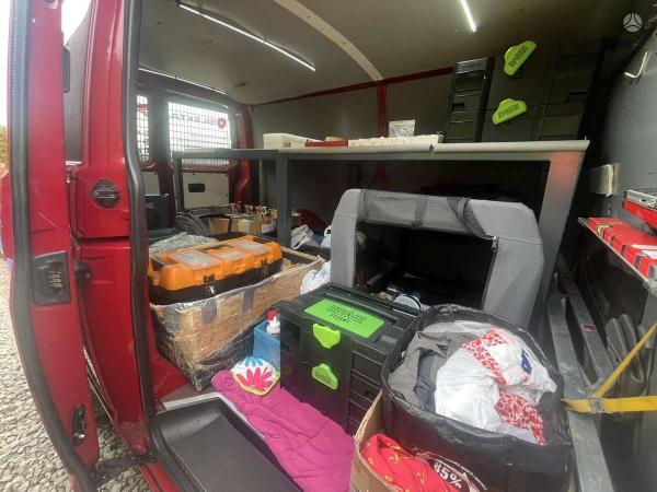Red Volkswagen Transporter 2004 in Rokiskis, with an engine capacity of 1.90 L and mileage of 315 thousand km for 2990 €, photo 9 on AUTOMOTO.COM.LV