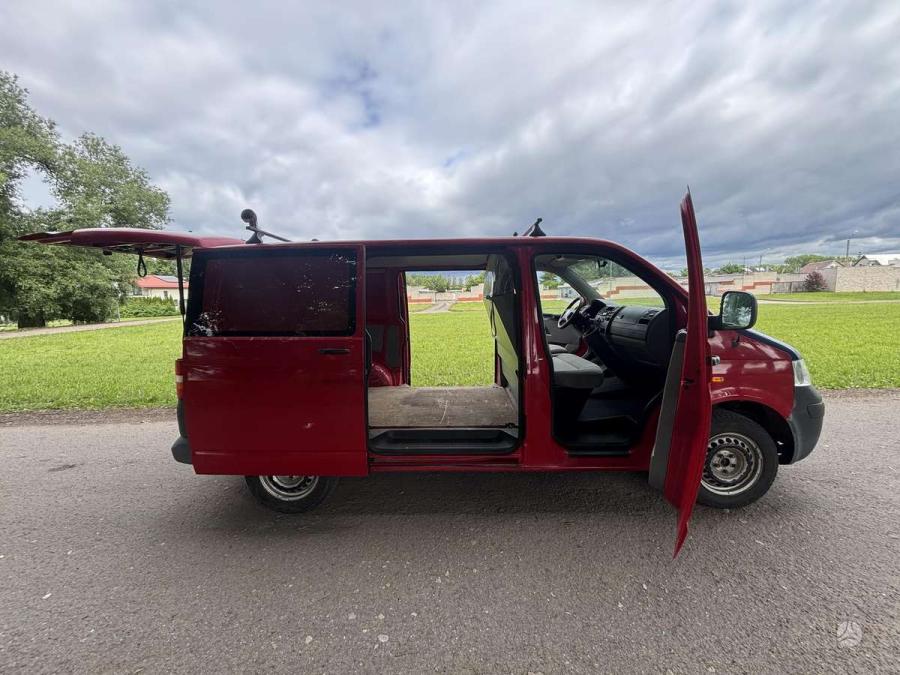 Sarkans Volkswagen Transporter 2006 Panevēža, ar dzinēja tilpumu 2.57 L un nobraukumu 170 tūkst. km par 4290 €, foto 7 vietnē AUTOMOTO.COM.LV
