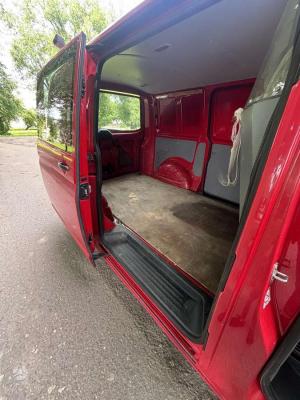 Sarkans Volkswagen Transporter 2006 Panevēža, ar dzinēja tilpumu 2.57 L un nobraukumu 170 tūkst. km par 4290 €, foto 8 vietnē AUTOMOTO.COM.LV
