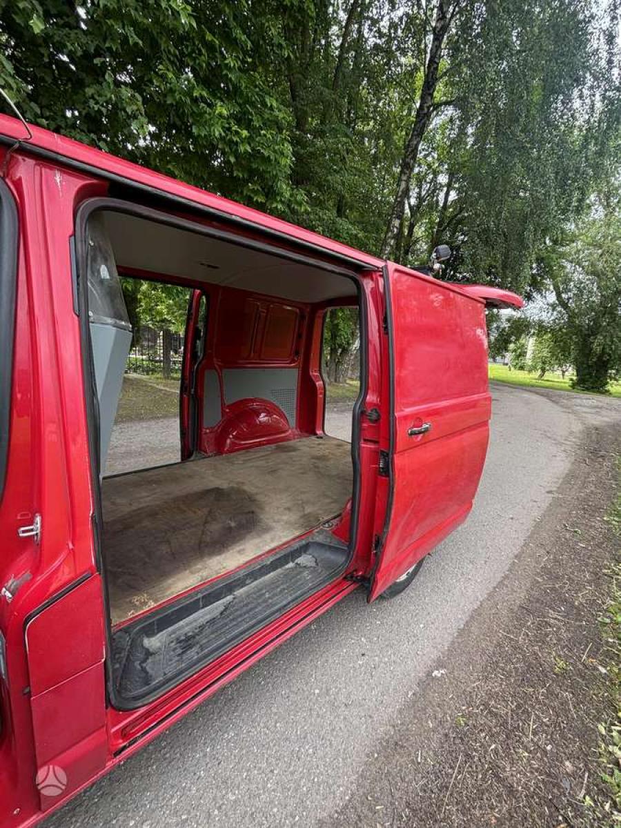 Sarkans Volkswagen Transporter 2006 Panevēža, ar dzinēja tilpumu 2.57 L un nobraukumu 170 tūkst. km par 4290 €, foto 9 vietnē AUTOMOTO.COM.LV