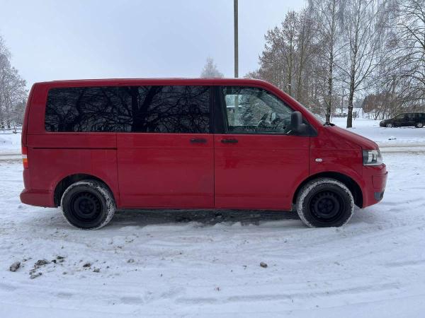 Red Volkswagen Transporter 2007 in Pasvalys, with an engine capacity of 2.50 L and mileage of 270 thousand km for 5350 €, photo 3 on AUTOMOTO.COM.LV
