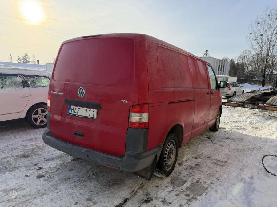 Sarkans Volkswagen Transporter 2010 Kauņa, ar dzinēja tilpumu 2.00 L un nobraukumu 317 tūkst. km par 3500 €, foto 3 vietnē AUTOMOTO.COM.LV