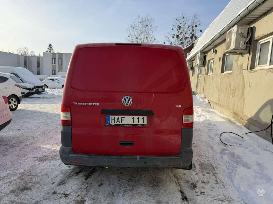 Sarkans Volkswagen Transporter 2010 Kauņa, ar dzinēja tilpumu 2.00 L un nobraukumu 317 tūkst. km par 3500 €, foto 4 vietnē AUTOMOTO.COM.LV