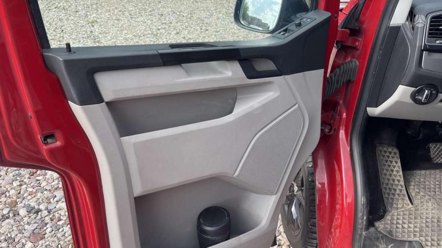 Red Volkswagen Transporter 2019 in Kaunas, with an engine capacity of 1.97 L and mileage of 250 thousand km for 11900 €, photo 5 on AUTOMOTO.COM.LV