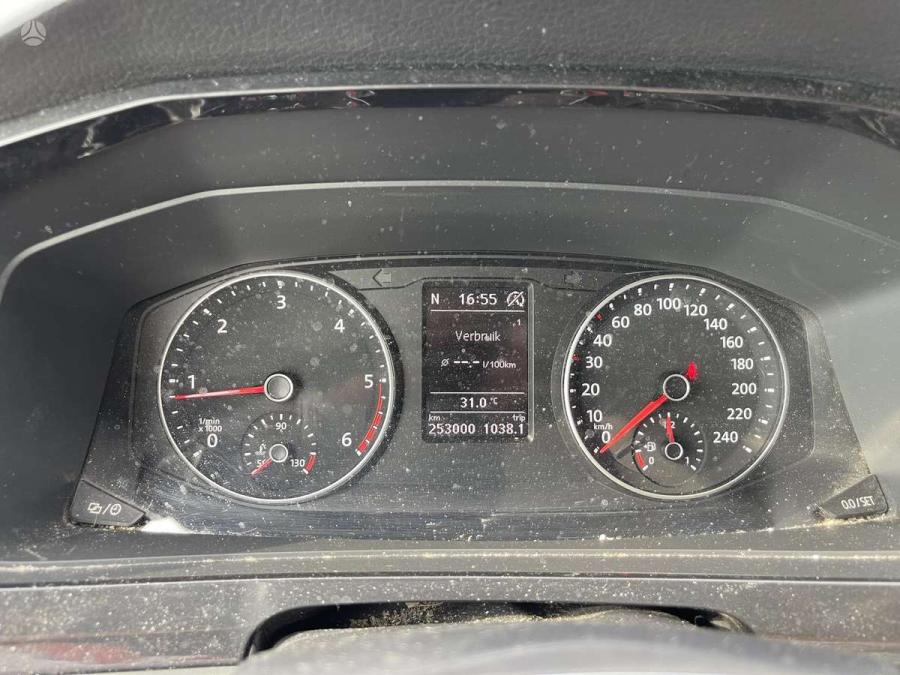 Red Volkswagen Transporter 2019 in Kaunas, with an engine capacity of 1.97 L and mileage of 250 thousand km for 11900 €, photo 15 on AUTOMOTO.COM.LV
