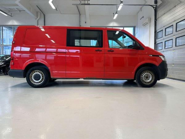 Red Volkswagen Transporter 2020 in Vilnius, with an engine capacity of 1.97 L and mileage of 159 thousand km for 18392 €, photo 7 on AUTOMOTO.COM.LV