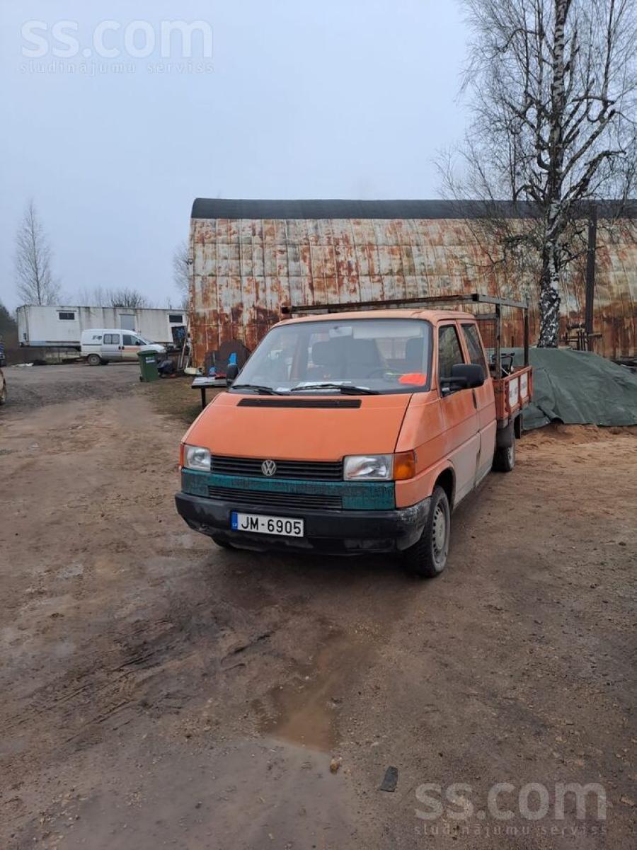 Red Volkswagen Transporter 1991 in Riga, with an engine capacity of 2.40 L and mileage of 400 thousand km for 1300 €, photo 3 on AUTOMOTO.COM.LV