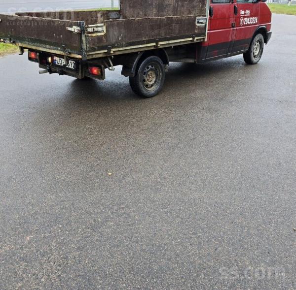 Red Volkswagen Transporter 1993 in Daugavpils, with an engine capacity of 2.40 L and mileage of 349 thousand km for 1900 €, photo 3 on AUTOMOTO.COM.LV