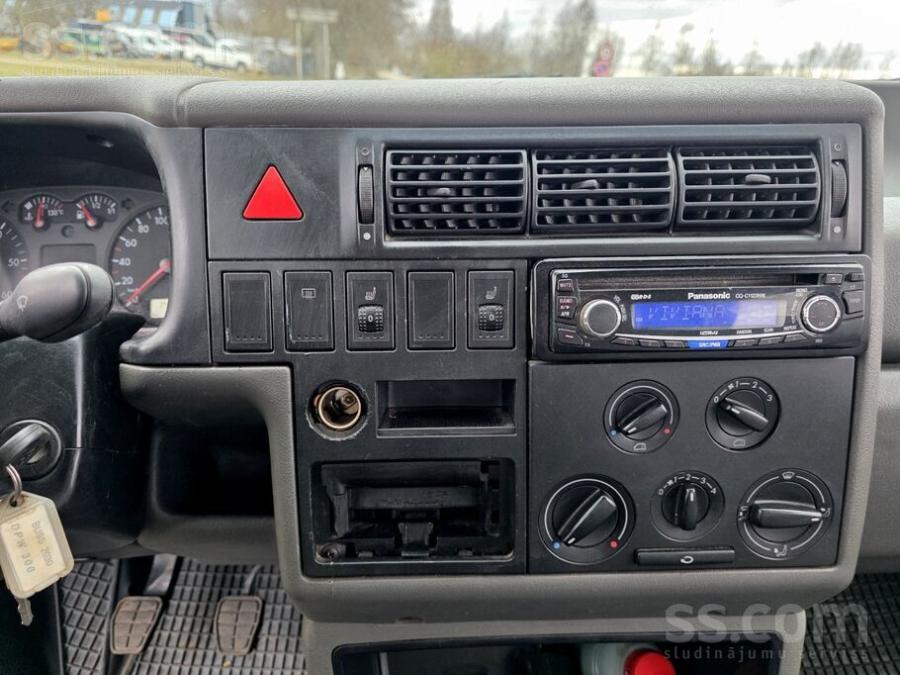 Красный Фольксваген Transporter 2001 в Цесис, объемом двигателя 2.50 л и пробегом 146 тыс. км за 4235 €, фото 4 на AUTOMOTO.COM.LV