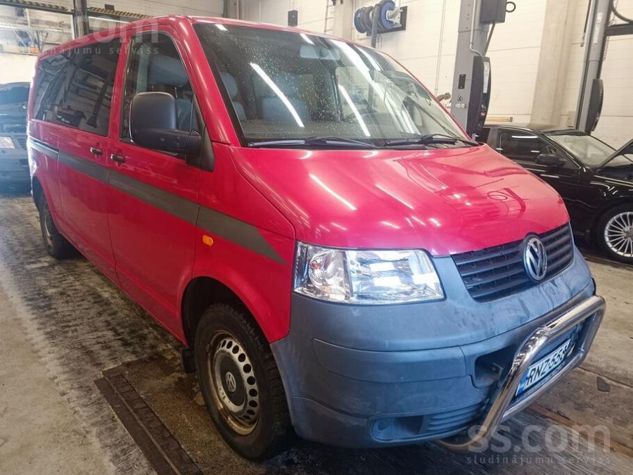 Red Volkswagen Transporter 2005 in Valmiera, with an engine capacity of 2.50 L and mileage of 303 thousand km for 5500 €, photo 1 on AUTOMOTO.COM.LV