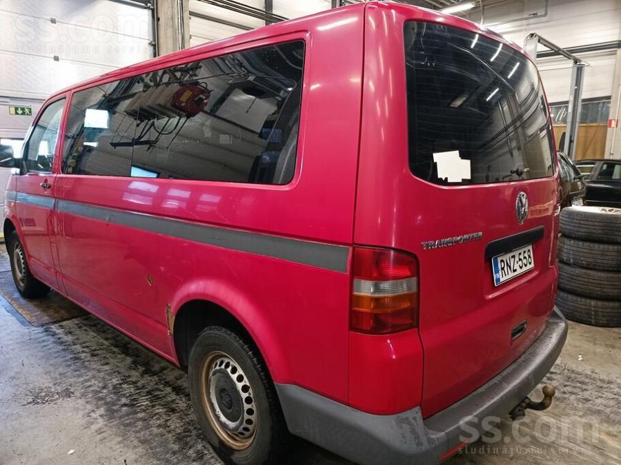 Red Volkswagen Transporter 2005 in Valmiera, with an engine capacity of 2.50 L and mileage of 303 thousand km for 5500 €, photo 3 on AUTOMOTO.COM.LV