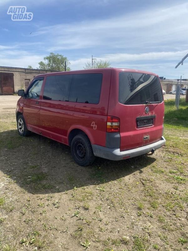 Red Volkswagen Transporter 2006 in Panevezys, with an engine capacity of 2.50 L and mileage of 411 thousand km for 2790 €, photo 4 on AUTOMOTO.COM.LV