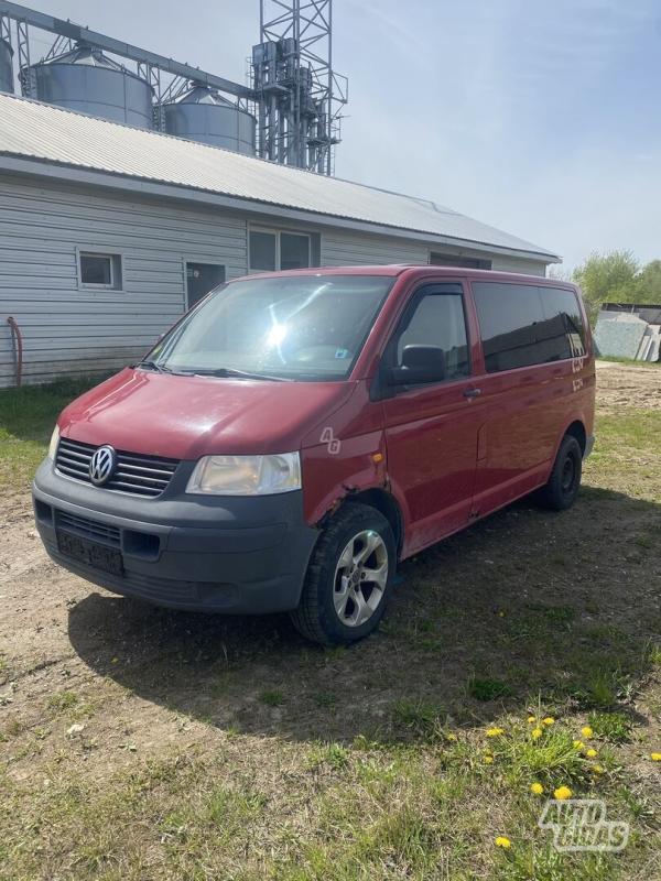Sarkans Volkswagen Transporter 2006 Panevēža, ar dzinēja tilpumu 2.50 L un nobraukumu 411 tūkst. km par 2790 €, foto 1 vietnē AUTOMOTO.COM.LV