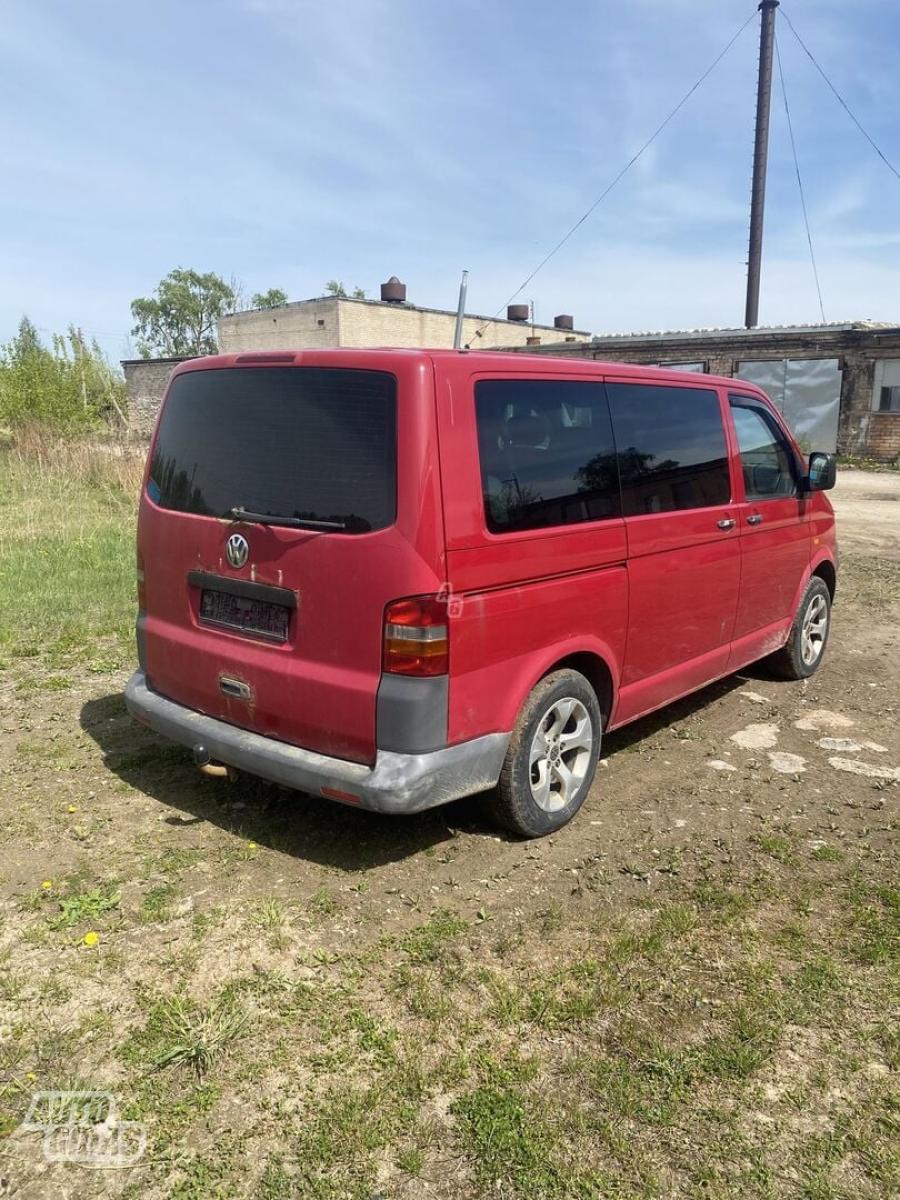 Red Volkswagen Transporter 2006 in Panevezys, with an engine capacity of 2.50 L and mileage of 411 thousand km for 2790 €, photo 4 on AUTOMOTO.COM.LV