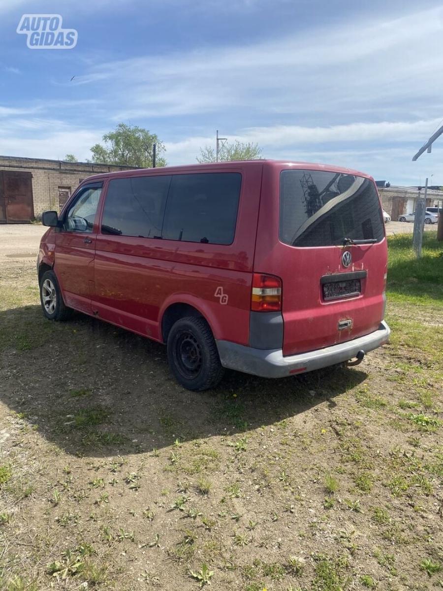 Red Volkswagen Transporter 2006 in Panevezys, with an engine capacity of 2.50 L and mileage of 411 thousand km for 2790 €, photo 5 on AUTOMOTO.COM.LV