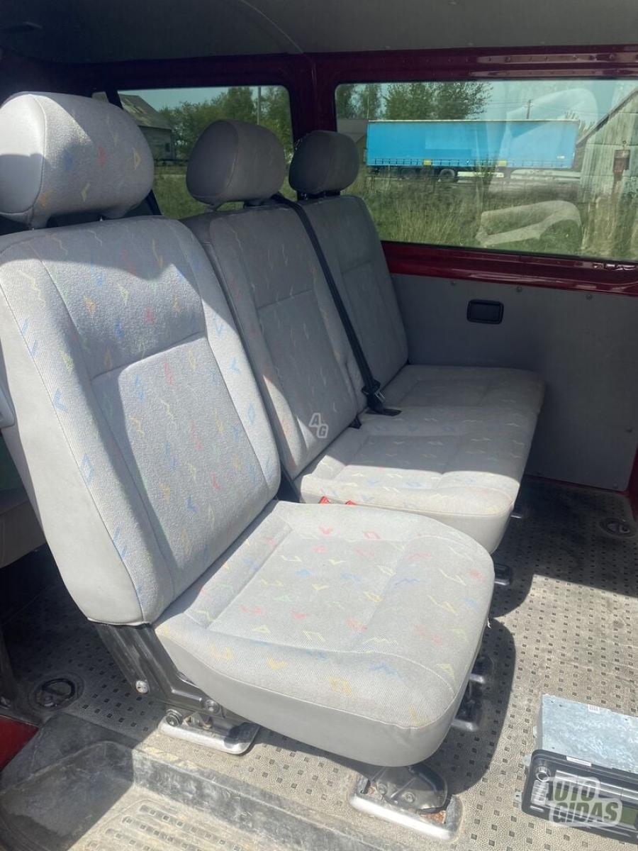 Red Volkswagen Transporter 2006 in Panevezys, with an engine capacity of 2.50 L and mileage of 411 thousand km for 2790 €, photo 10 on AUTOMOTO.COM.LV
