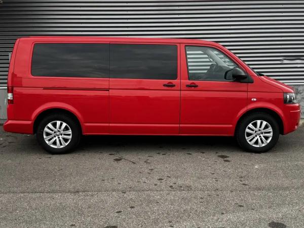 Red Volkswagen Transporter 2011 in Riga, with an engine capacity of 2.00 L and mileage of 248 thousand km for 11500 €, photo 6 on AUTOMOTO.COM.LV