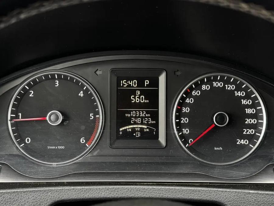 Sarkans Volkswagen Transporter 2011 Rīga, ar dzinēja tilpumu 2.00 L un nobraukumu 248 tūkst. km par 11500 €, foto 16 vietnē AUTOMOTO.COM.LV