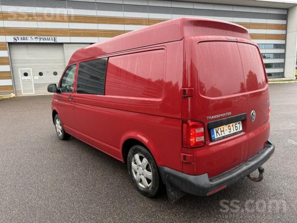 Red Volkswagen Transporter 2016 in Rezekne, with an engine capacity of 2.00 L and mileage of 405 thousand km for 11400 €, photo 3 on AUTOMOTO.COM.LV