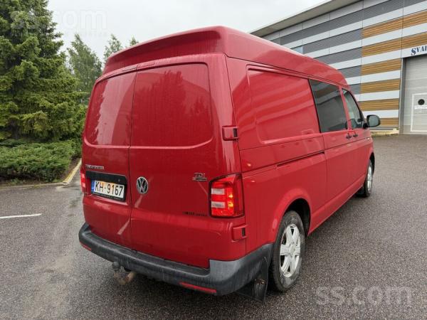Red Volkswagen Transporter 2016 in Rezekne, with an engine capacity of 2.00 L and mileage of 405 thousand km for 11400 €, photo 4 on AUTOMOTO.COM.LV