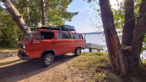 Sarkans Volkswagen Transporter 1990 Viļņa, ar dzinēja tilpumu 1.90 L un nobraukumu 360 tūkst. km par 21000 €, foto  vietnē AUTOMOTO.COM.LV
