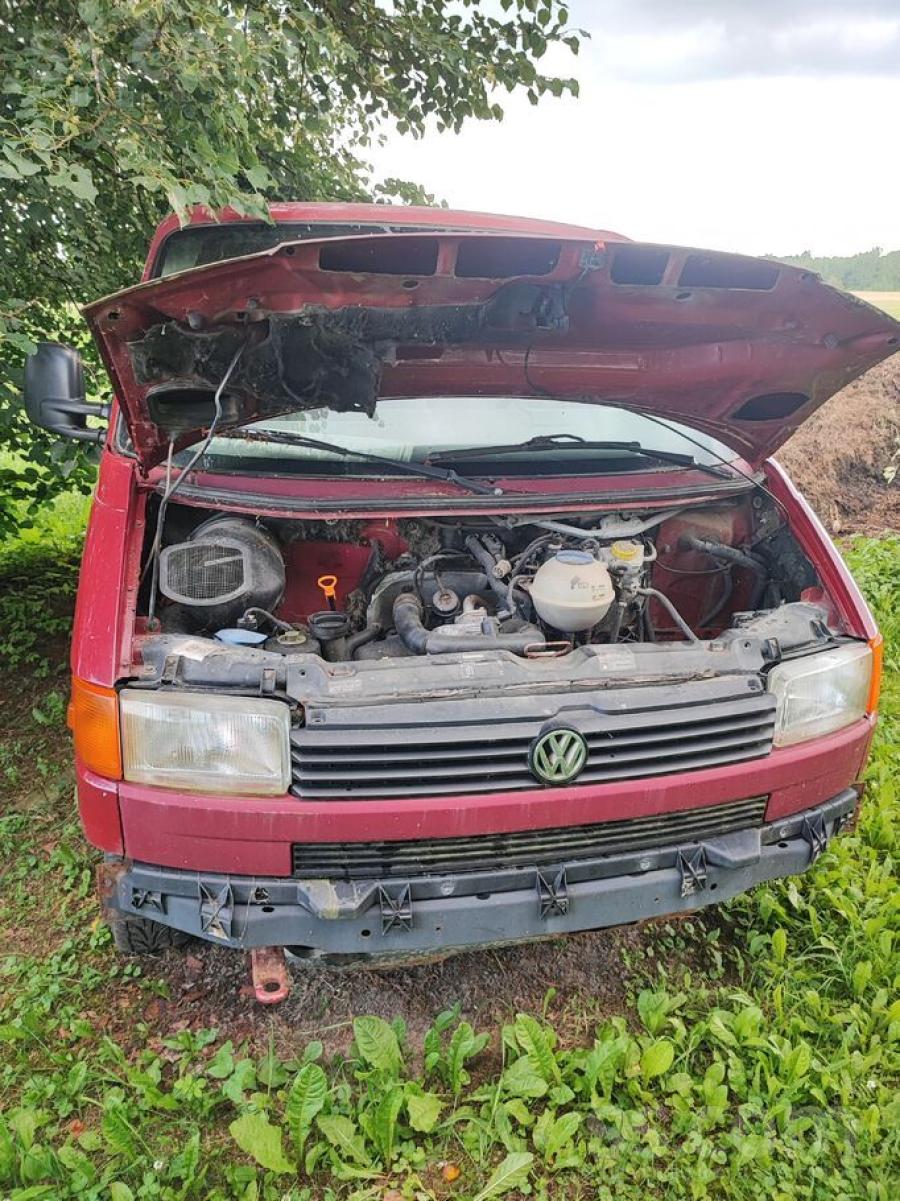 Red Volkswagen Transporter 1997 in Riga, with an engine capacity of 2.50 L and mileage of 0 thousand km for 800 €, photo 1 on AUTOMOTO.COM.LV