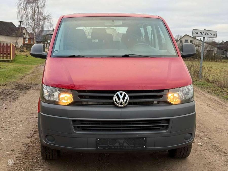 Sarkans Volkswagen Transporter 2012 Viļņa, ar dzinēja tilpumu 2.00 L un nobraukumu 261 tūkst. km par 9300 €, foto 2 vietnē AUTOMOTO.COM.LV