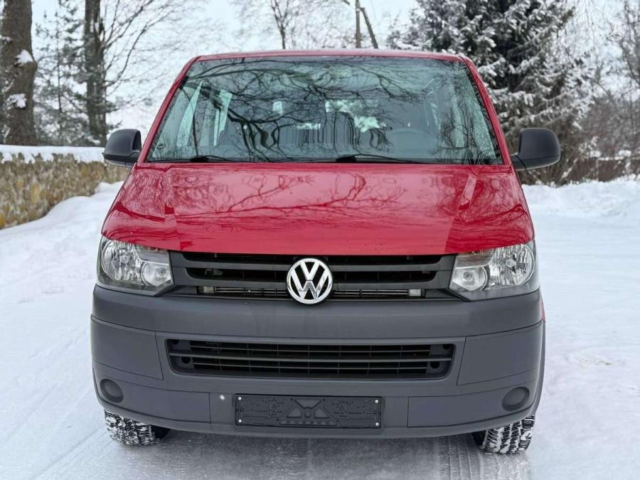 Red Volkswagen Transporter 2012 in Vilnius, with an engine capacity of 2.00 L and mileage of 261 thousand km for 8900 €, photo 3 on AUTOMOTO.COM.LV