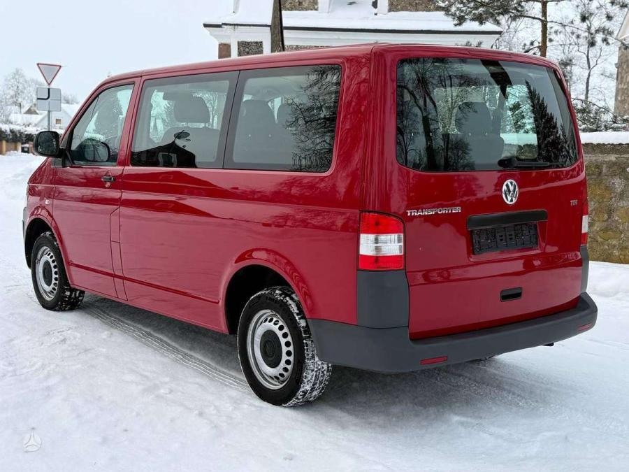 Red Volkswagen Transporter 2012 in Vilnius, with an engine capacity of 2.00 L and mileage of 261 thousand km for 8900 €, photo 6 on AUTOMOTO.COM.LV