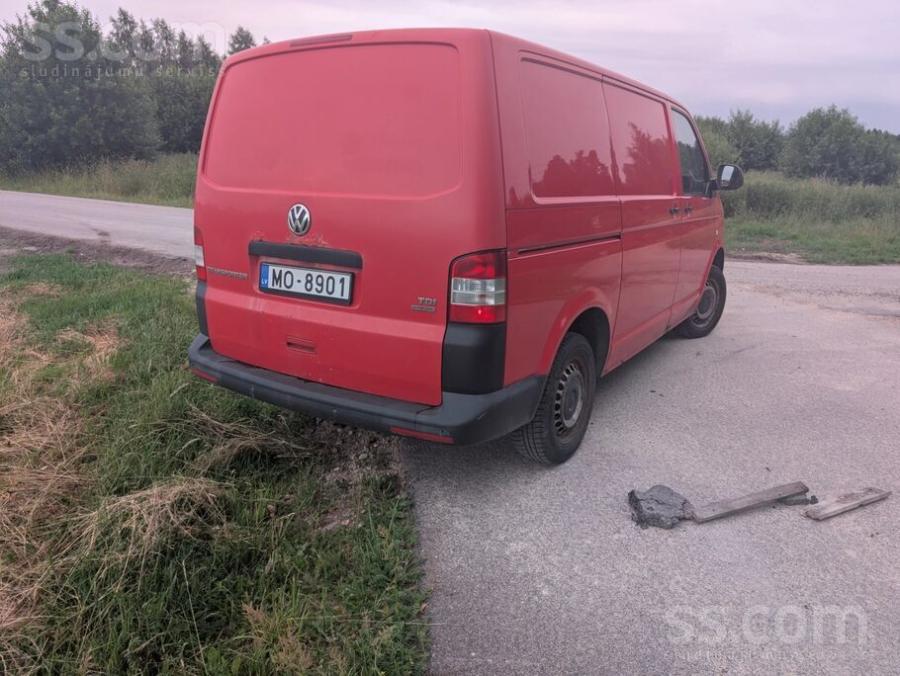 Sarkans Volkswagen Transporter 2013 Rīga, ar dzinēja tilpumu 2.00 L un nobraukumu 465 tūkst. km par 4000 €, foto 6 vietnē AUTOMOTO.COM.LV