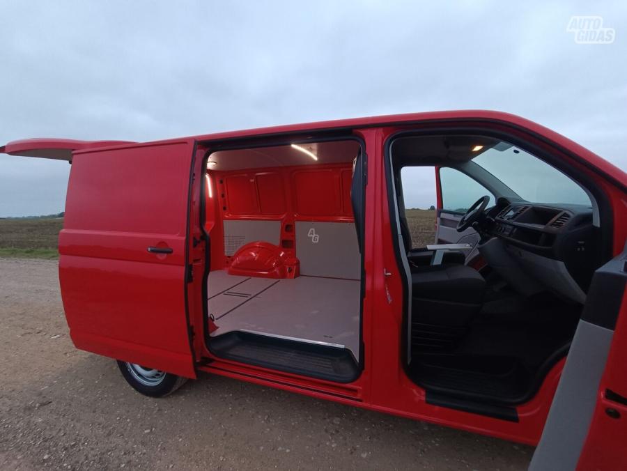 Red Volkswagen Transporter 2018 in Marijampole, with an engine capacity of 2.00 L and mileage of 98 thousand km for 11450 €, photo 9 on AUTOMOTO.COM.LV