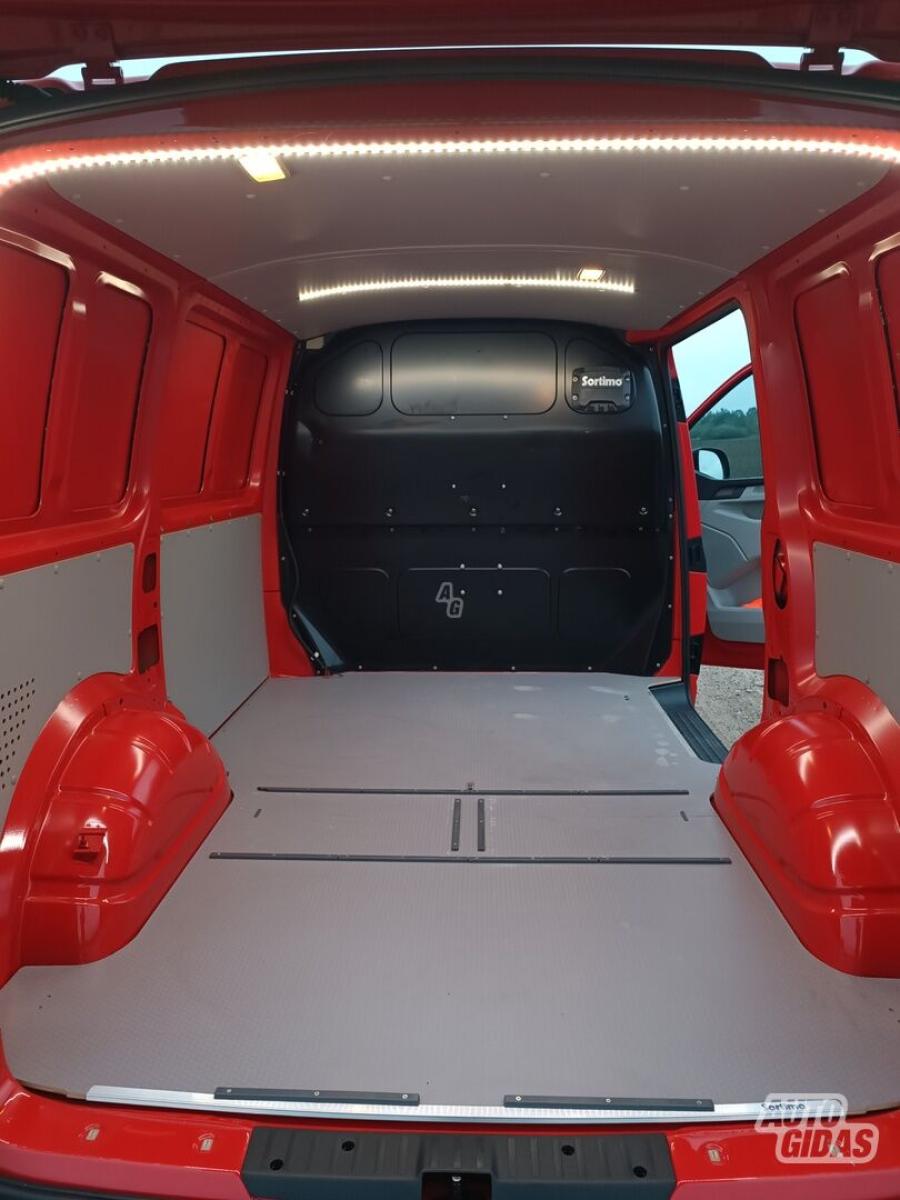 Red Volkswagen Transporter 2018 in Marijampole, with an engine capacity of 2.00 L and mileage of 98 thousand km for 11450 €, photo 11 on AUTOMOTO.COM.LV