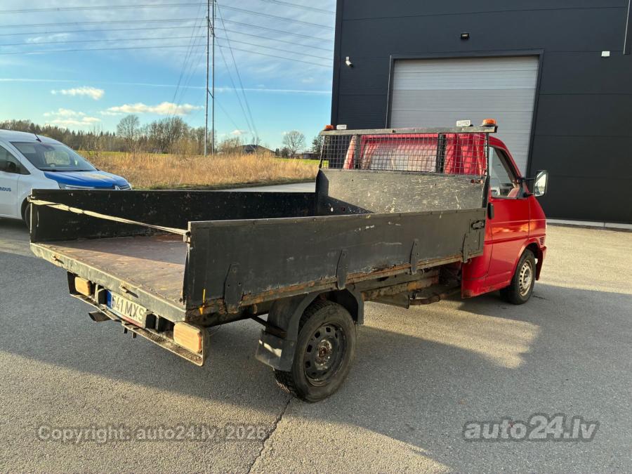Red Volkswagen Transporter 1997 in Viljandi, with an engine capacity of 2.50 L and mileage of 494 thousand km for 1290 €, photo 5 on AUTOMOTO.COM.LV