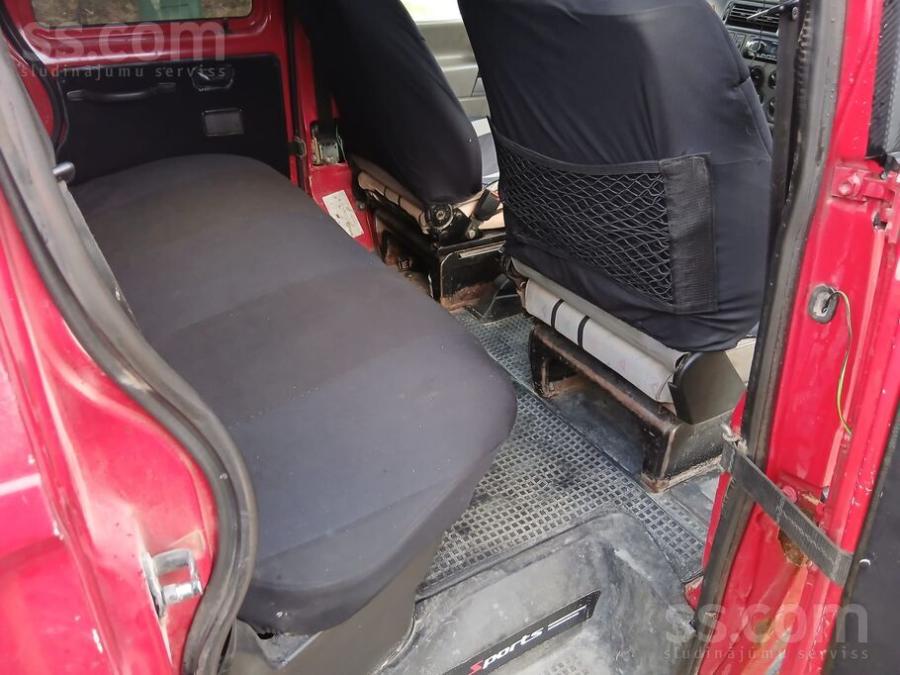 Sarkans Volkswagen Transporter 2003 Liepāja, ar dzinēja tilpumu 2.50 L un nobraukumu 290 tūkst. km par 3700 €, foto 7 vietnē AUTOMOTO.COM.LV