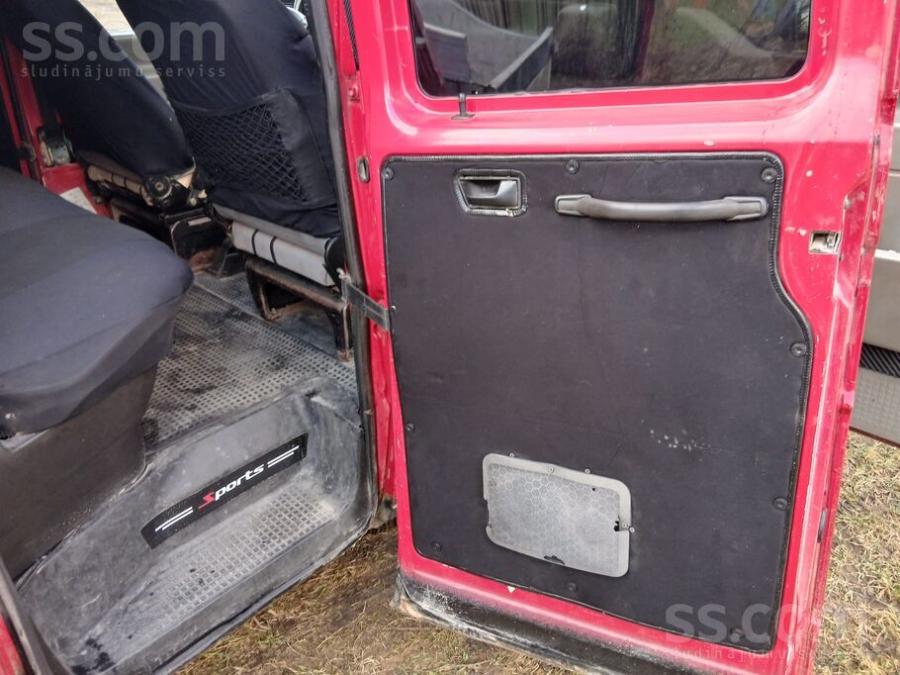 Sarkans Volkswagen Transporter 2003 Liepāja, ar dzinēja tilpumu 2.50 L un nobraukumu 290 tūkst. km par 3700 €, foto 12 vietnē AUTOMOTO.COM.LV
