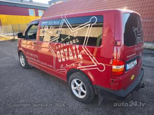 Sarkans Volkswagen Transporter 2004 Tallina, ar dzinēja tilpumu 2.00 L un nobraukumu 457 tūkst. km par 4499 €, foto  vietnē AUTOMOTO.COM.LV