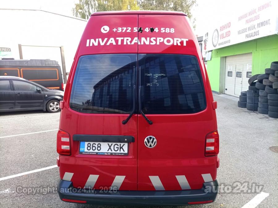 Red Volkswagen Transporter 2018 in Tartu, with an engine capacity of 2.00 L and mileage of 238 thousand km for 15999 €, photo 5 on AUTOMOTO.COM.LV