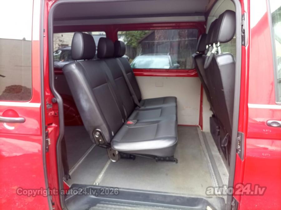 Red Volkswagen Transporter 2018 in Tartu, with an engine capacity of 2.00 L and mileage of 238 thousand km for 15999 €, photo 8 on AUTOMOTO.COM.LV