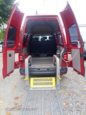Red Volkswagen Transporter 2018 in Tartu, with an engine capacity of 2.00 L and mileage of 238 thousand km for 15999 €, photo 9 on AUTOMOTO.COM.LV