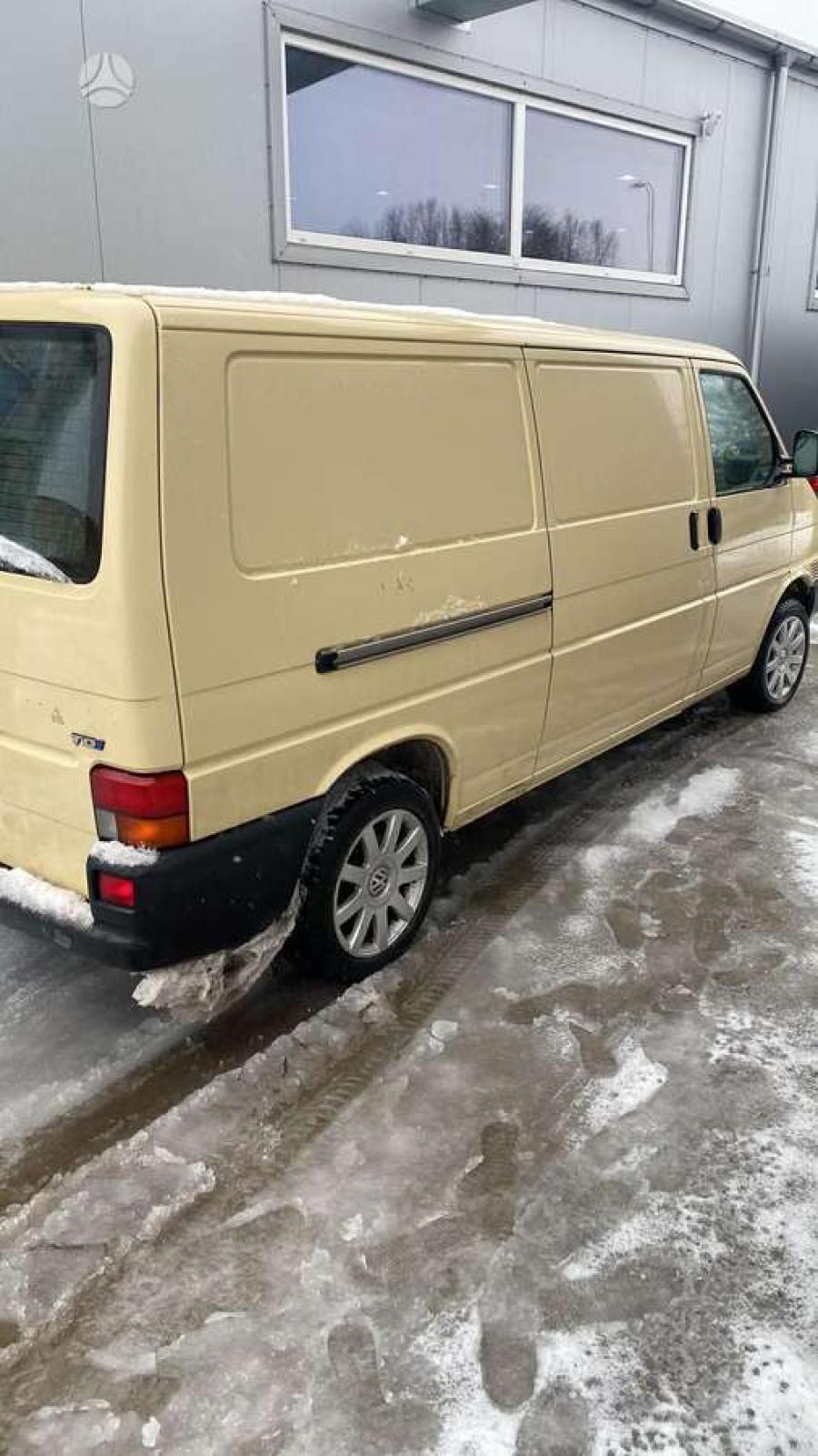 White Volkswagen Transporter 2000 in Vilnius, with an engine capacity of 2.50 L and mileage of 388 thousand km for 3500 €, photo 4 on AUTOMOTO.COM.LV