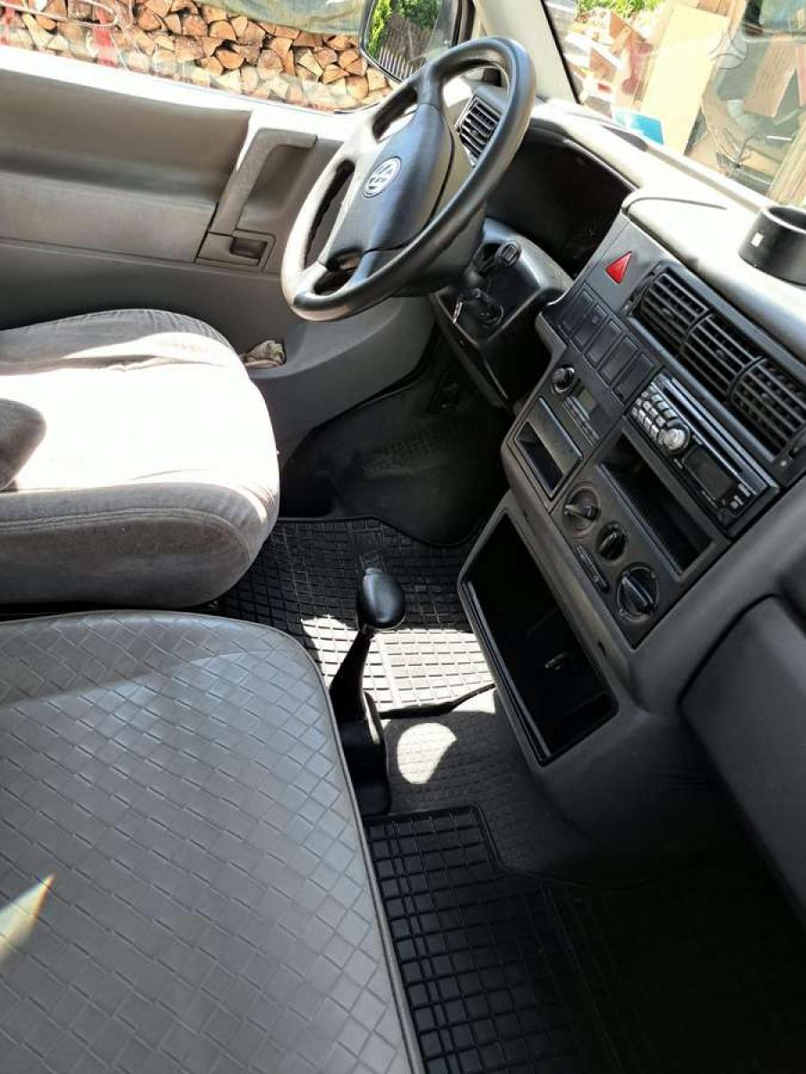 White Volkswagen Transporter 2001 in Kelme, with an engine capacity of 2.46 L and mileage of 450 thousand km for 2850 €, photo 7 on AUTOMOTO.COM.LV