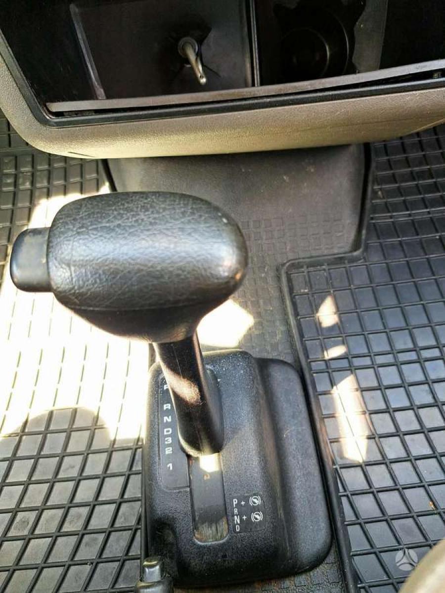 White Volkswagen Transporter 2001 in Kelme, with an engine capacity of 2.46 L and mileage of 450 thousand km for 2850 €, photo 8 on AUTOMOTO.COM.LV
